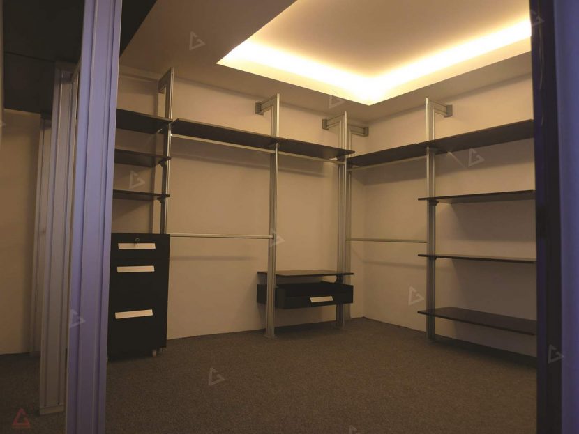 WARDROBE (Walk-In) - Glass House Design